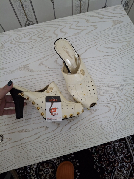 Kelinchaklarga oyoq kiyim