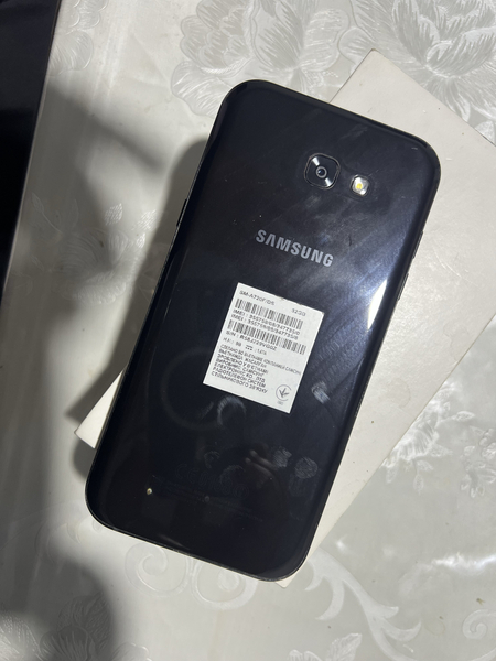 Samsung A7 2017 holati zoʻr saqlangan ayol kishi ishlatgan