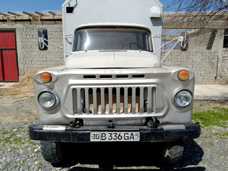 Gaz 53 yaxshi holatda.