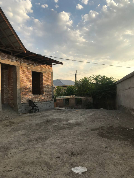 Hovli sotiladi Farobiy bozor orqasi