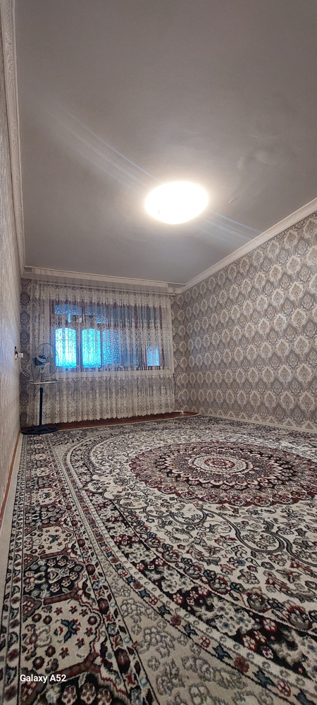 Продаётся 4 комнатьная квартира  на 4-этаж в центре города Газалкент