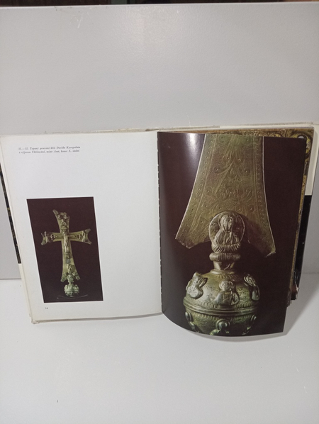 Продаються книги.