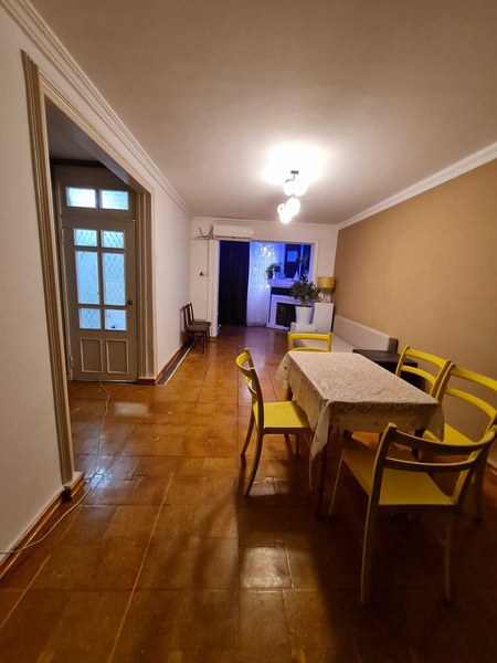 Aziz bozor ko'chasida kvartira sotiladi!