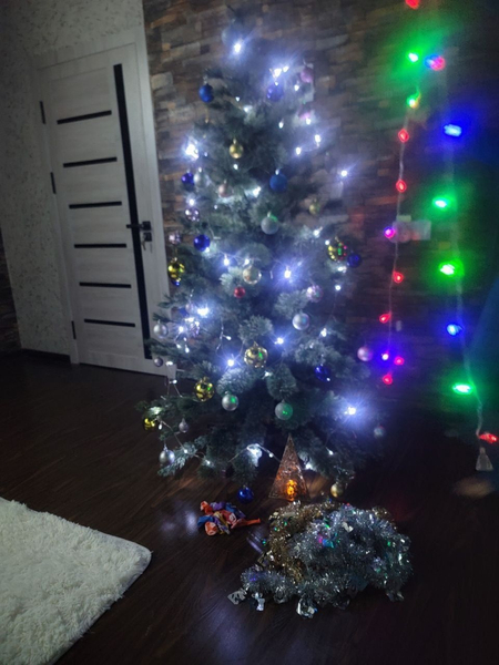 Новогодняя красавица в новом состояние как живая+всё что на фото вмест