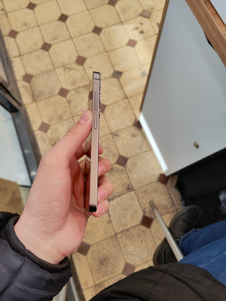 Samsung S24.  Ideal