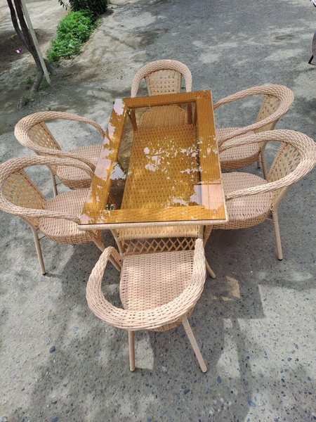 Стол и стулья из ротанга