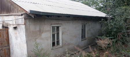 Продаётся дом под слом, старый базар.