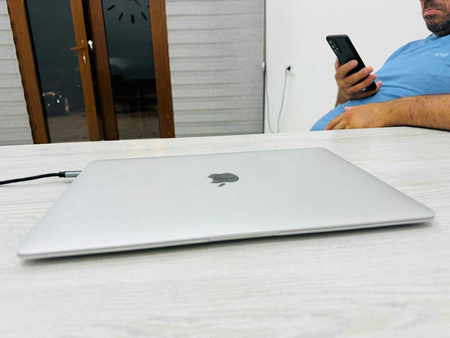 MacBook Air M1 chipli 13 inch 8/256