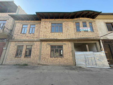 2 qavatli 4 sotiqli karobka holatdagi hovli sotiladi.