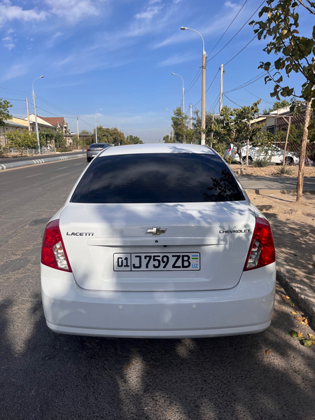 Lacetti 1,8 Srochna sotiladi