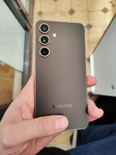 Samsung S24.  Ideal
