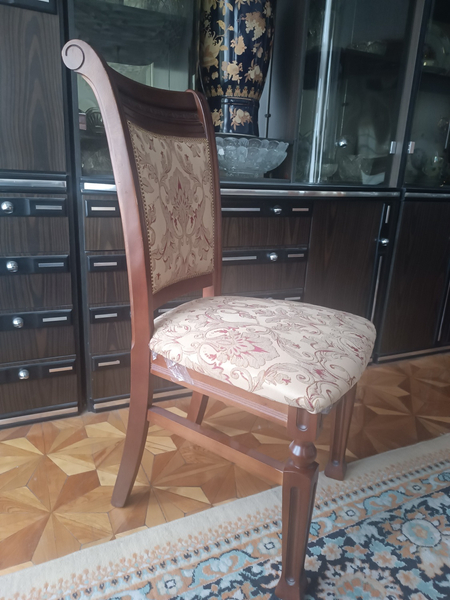 Mehmon hona uchun stullar