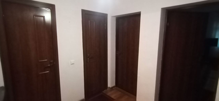 Чарвок шахри Хужакентда 2 хонали квартира 1-этажда 5 этажли фадбали бо