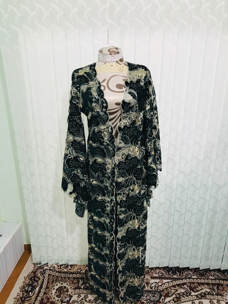 Abaya, абая . Халат, накидка, тўй боп , жуда бой. Вечерняя накитка