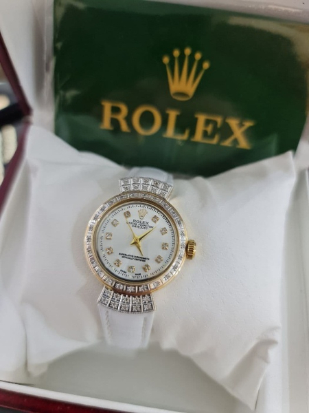 Миниатюрные и очень нежные женские часики Rolex с бриллиантиками.