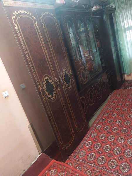 Столы, стулья сотилади