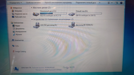 Ноутбук ASUS в рабочем состоянии.
