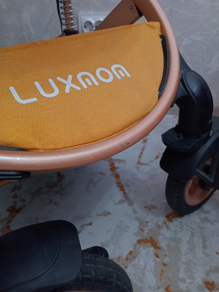 Детская коляска Luxmom 2 в 1 жёлтого цвета.