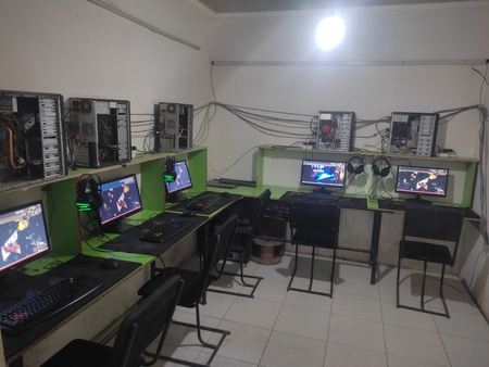 Game club satiladi 10dana kompyuter stul stolshigi menen