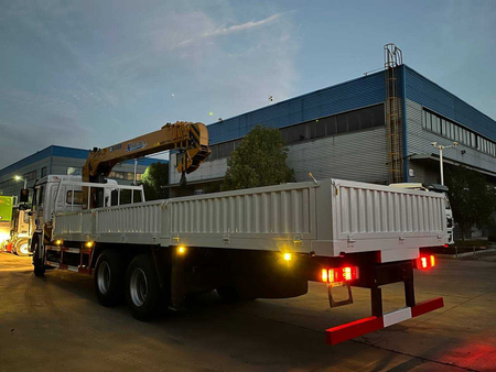 Бортовая платформа с кран-манипулятором Shacman L3000 6x4 (12 т)