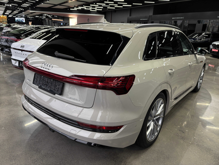 Audi Q7 e-tron quattro AWD Prestige 55 / 402 л.с. / Электро $84,900