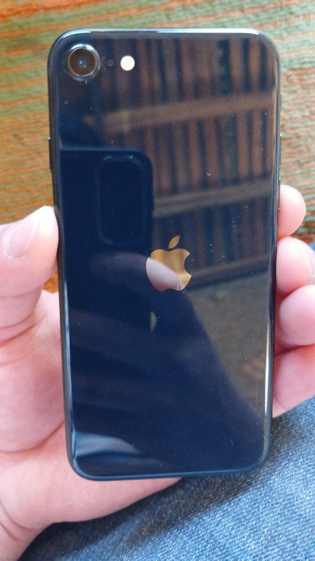 Продам iPhone SE