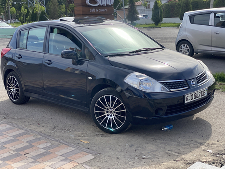 Nissan Tiida 1.8 avtomat lyukli srochna sotiladi.