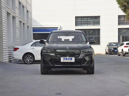 BMW IX3 две модели
