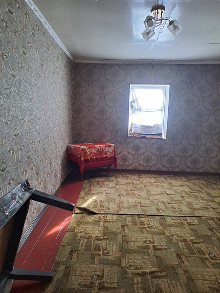 Продаётся 2х ком кв в чирчике 2 этаж гурпарк селмаш
