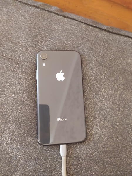 iPhone X r.  64 gb