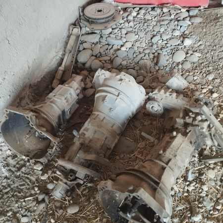 Mazda karobka RF kamplekt sotiladi.