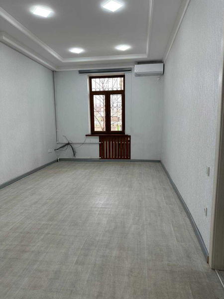 Сдаётся под офис 100 кв. м ул. Усмана Носыра .маг. Ди-спорт ID: 55287