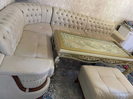 Yumshoq mebel va naqshli stol