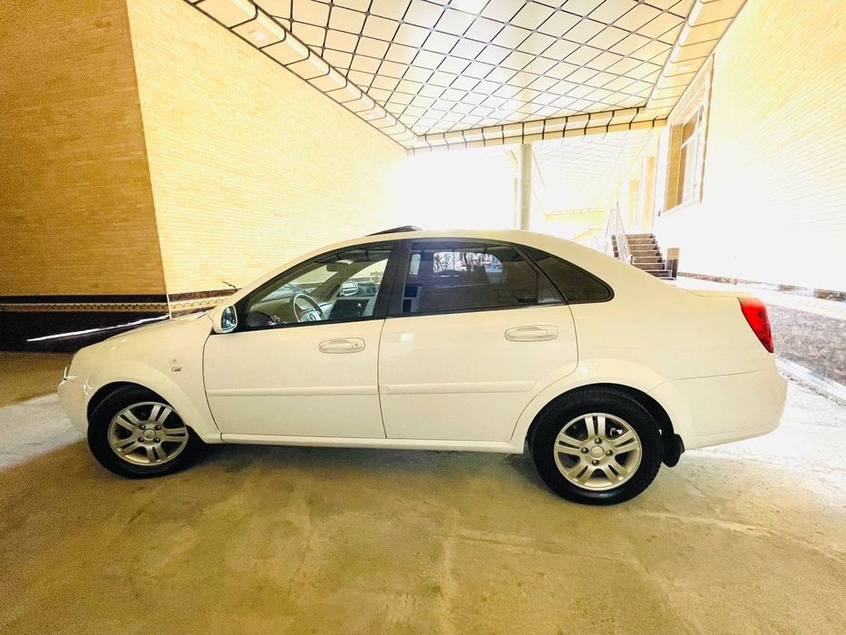 Lacetti 1.8 sotiladi