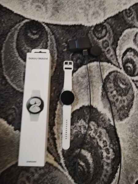 Продаются часы Samsung Galaxy Watch 4