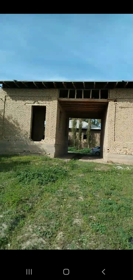 Yangiyolda 14 sòtx 2 etajli 8ta xonali uy sotiladi