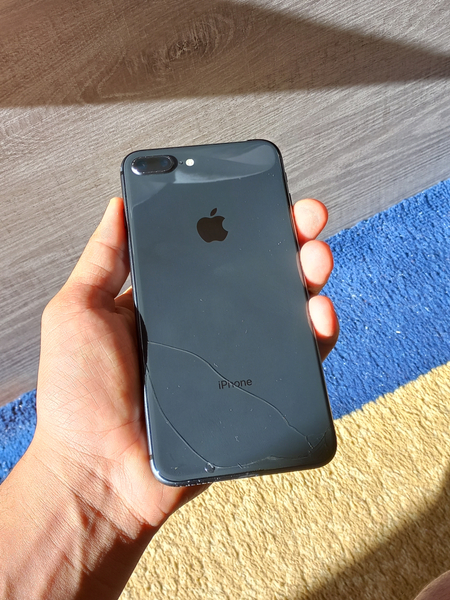 Iphone 8 + holati yaxwi