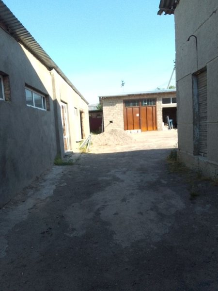 Нотурар бино срочно сотилади. Нархи келишилади