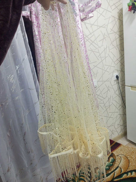 Kelinlarga salom qilish uchun sari va diadema