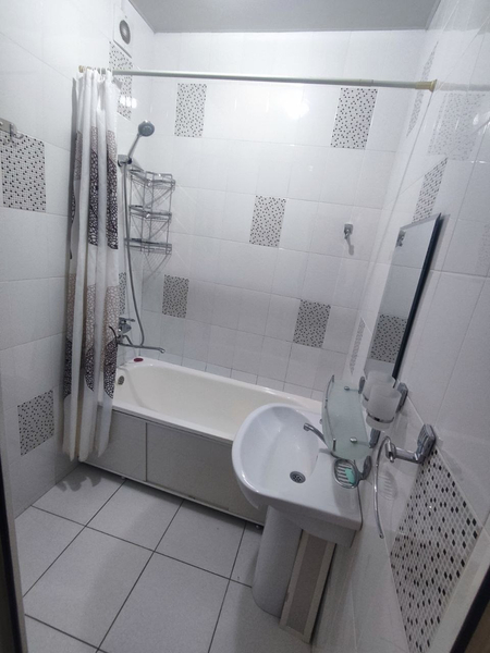 Срочно продам метро Хамза. Двух комнатная