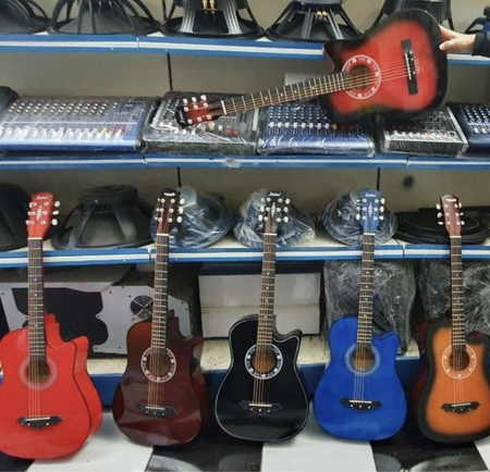 Gitara akustika yangi karopka