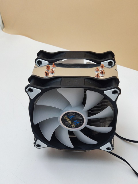 Универсальный CPU-кулер башенного типа.   С 4 трубками  и 2 RGB fan