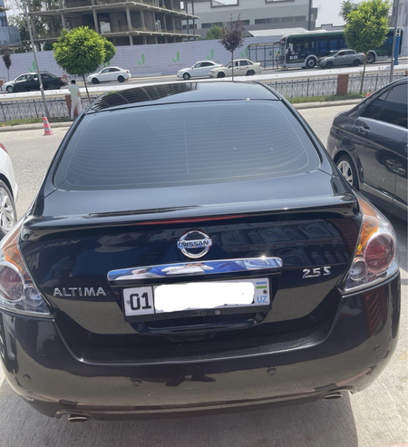 Nissan Altima сотилади.