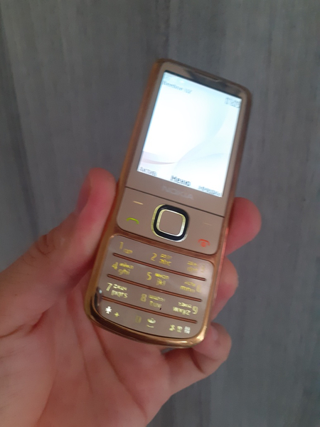 Nokia 6700 gold sotladi