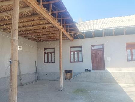 Uy sotiladi 13 soʻtik 5xona uy bor xommom tuvalet oshxonasi bor