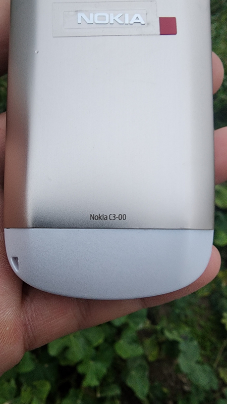 Nokia c3-00 sotiladi holati a‘lo narxi 300 ming