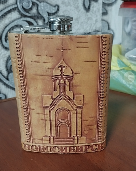 Продаются сувениры.