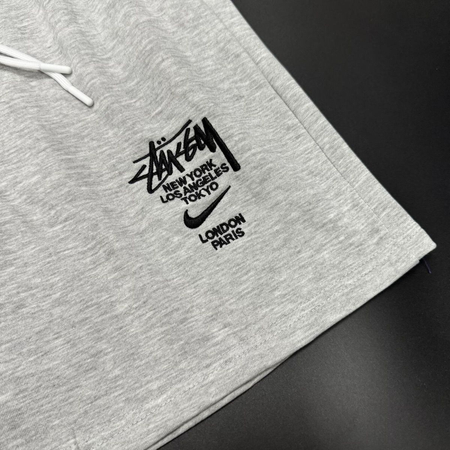 Шорты от бренда Stussy