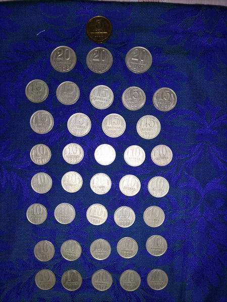 Продам монеты и значки