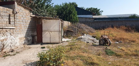10 sotih uchastka uyi bilan 3 xona arendaga beriladi